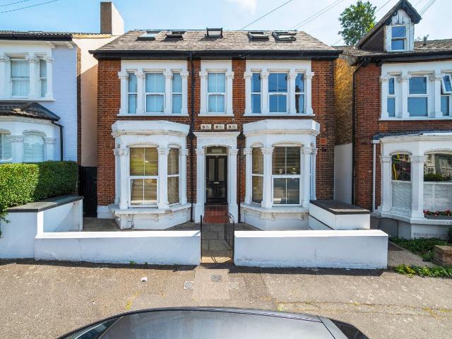 apartment to rent in High View Road, Upper Norwood, London, SE19