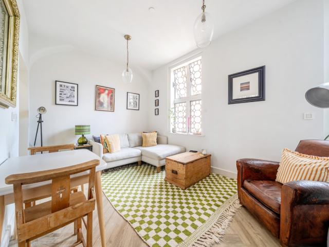 apartment to rent in Holt Gardens, London, SW17