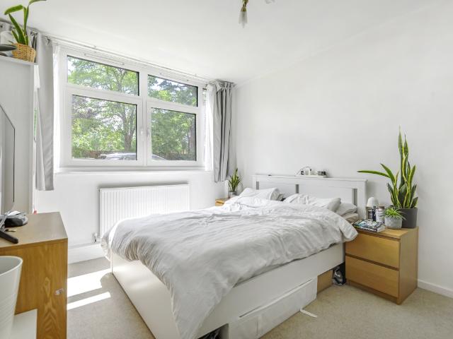 apartment to rent in Holly Tree Close, London, SW19