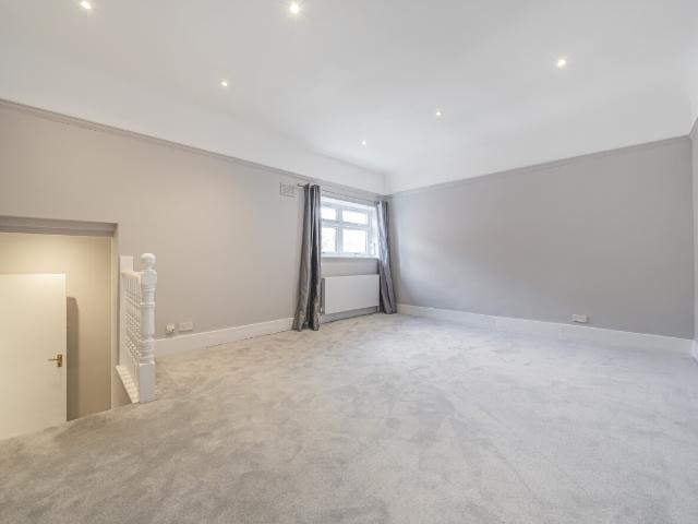 apartment to rent in Hopton Road, London, SW16