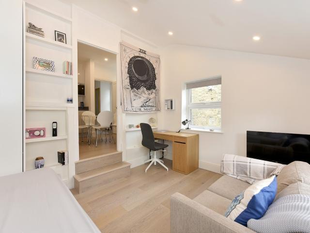 apartment to rent in Hoyle Road, Tooting Broadway, London, SW17