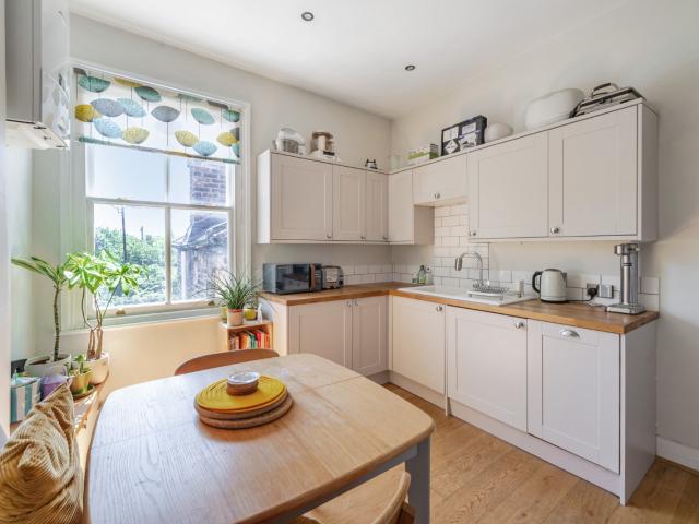 apartment to rent in Kinver Road, London, SE26