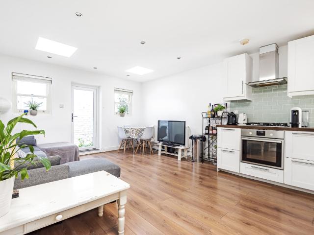 apartment to rent in Landor Road, London, SW9