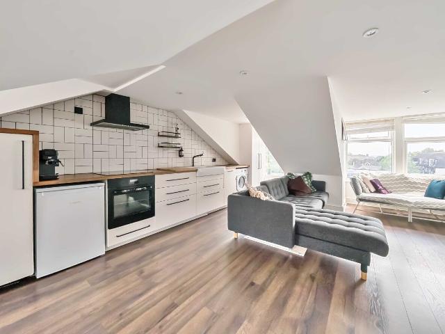 apartment to rent in Leigham Court Road, London, SW16