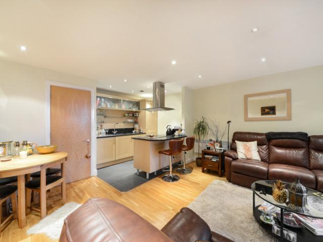 apartment to rent in Lombard Road, London, SW11