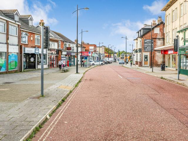 Apartment to rent in London Road, Waterlooville, Hampshire, PO7 | Leaders