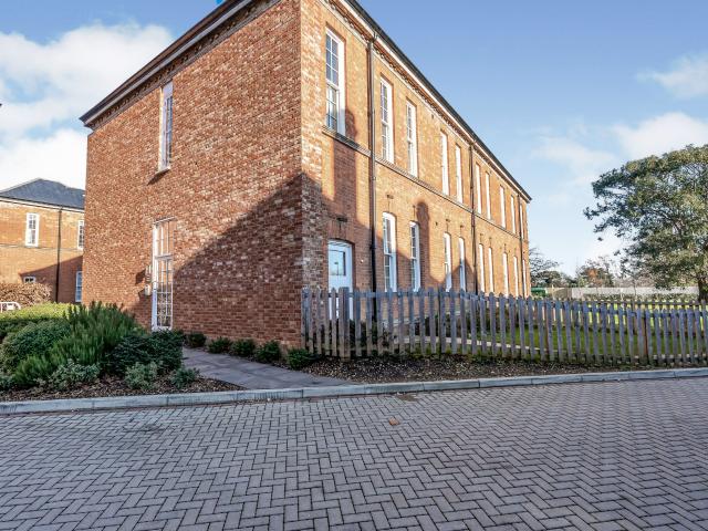 Apartment to rent in Longley Road, Chichester, PO19 | Leaders
