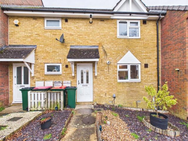 apartment to rent in Lowe Close, Broadfield