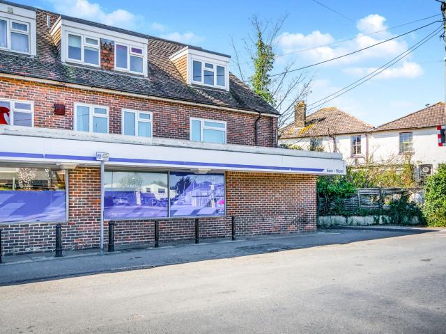 Apartment to rent in Lower Station Road, Billingshurst, West Sussex, RH14 | Leaders
