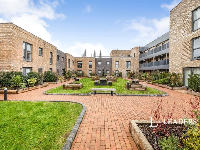 Apartment to rent in Luctons Close, Loughton, Essex, IG10 | Leaders