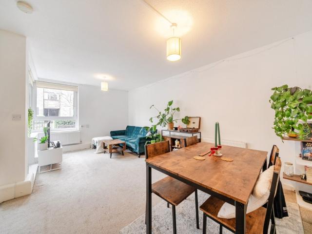 apartment to rent in Manningtree Close, Southfields, London, SW19