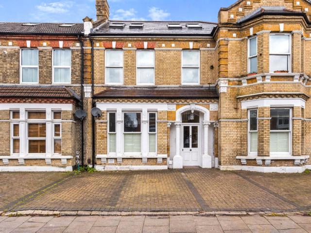 Apartment to rent in Manor Road, Beckenham, BR3 | Leaders