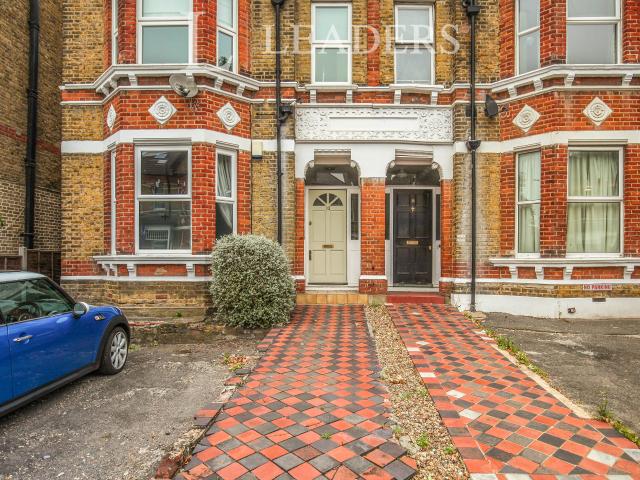 Apartment to rent in Manor Road, Beckenham, BR3 | Leaders