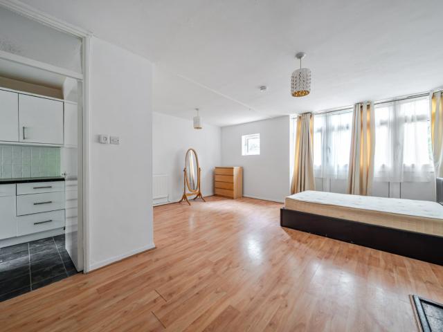apartment to rent in Marchwood Close, Camberwell, London, SE5