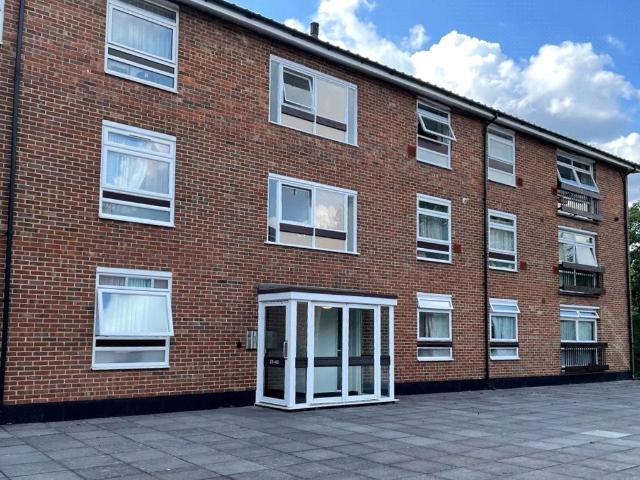 Apartment to rent in Maresfield, Croydon, CR0 | Leaders