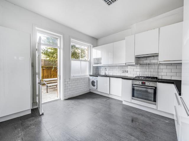 apartment to rent in Marius Road, Balham, London, SW17