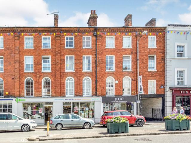 Apartment to rent in Market Square, Buckingham, MK18 | Leaders