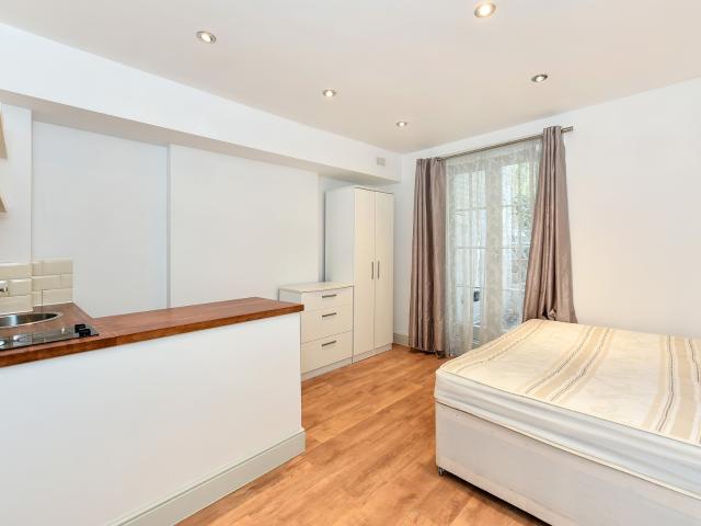 apartment to rent in Marloes Road, Kensington, London, W8
