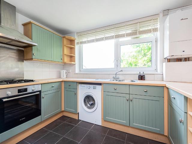 apartment to rent in Maskell Road, London, SW17