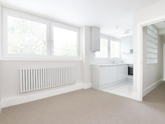 apartment to rent in Masons Hill, Bromley, Kent, BR2
