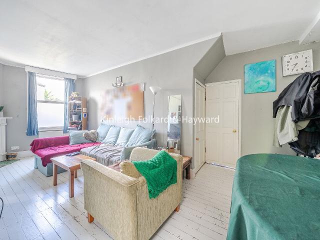 apartment to rent in Maybury Street, London, SW17