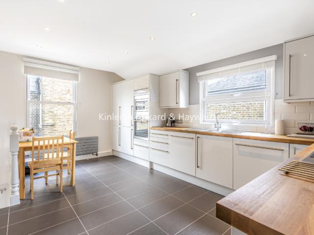 apartment to rent in Mellison Road, London, SW17