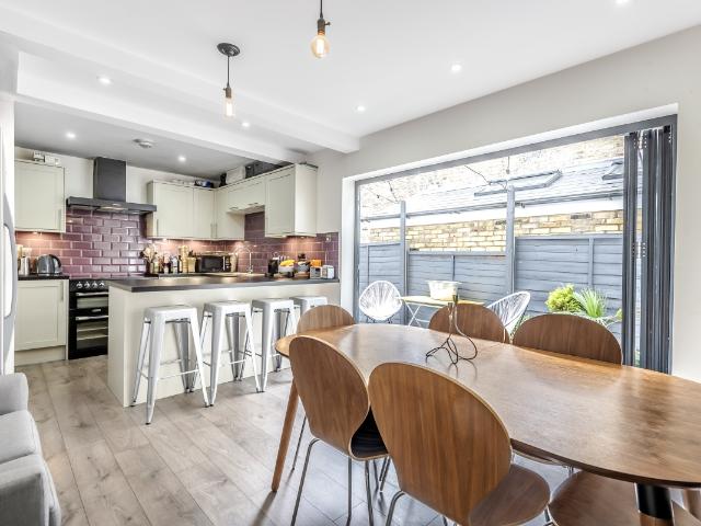 apartment to rent in Merton Road, London, SW18