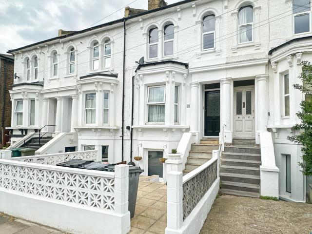 apartment to rent in Mosslea Road, London, SE20