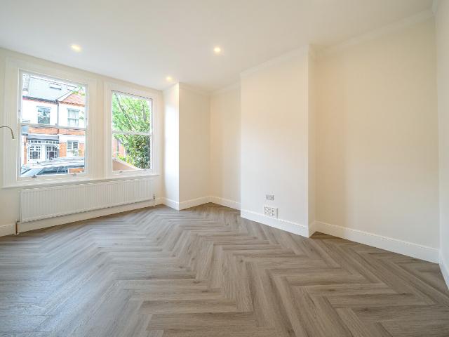 apartment to rent in Oakmead Road, London, SW12