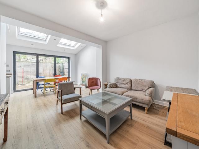 apartment to rent in Odger Street, London, SW11