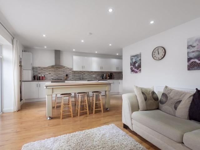 Apartment to rent in Palmerston Road, Sutton, SM1 | Leaders