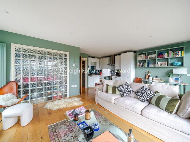 apartment to rent in Park Road, London, N8