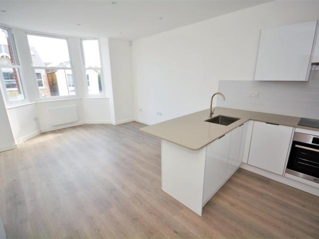 apartment to rent in Park Road, London, SW19