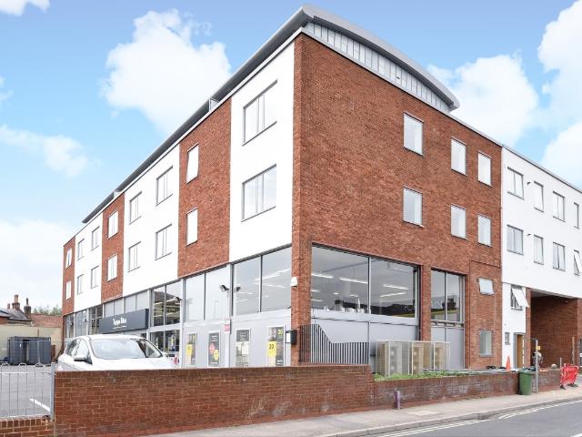 apartment to rent in Pemberton Road, East Molesey, KT8