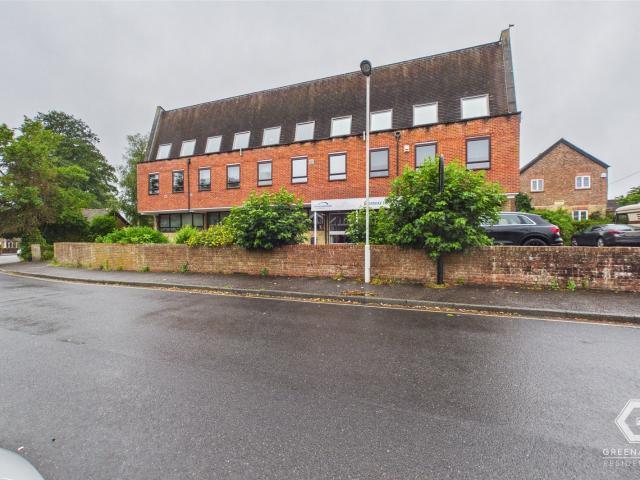 apartment to rent in Portland Road, East Grinstead