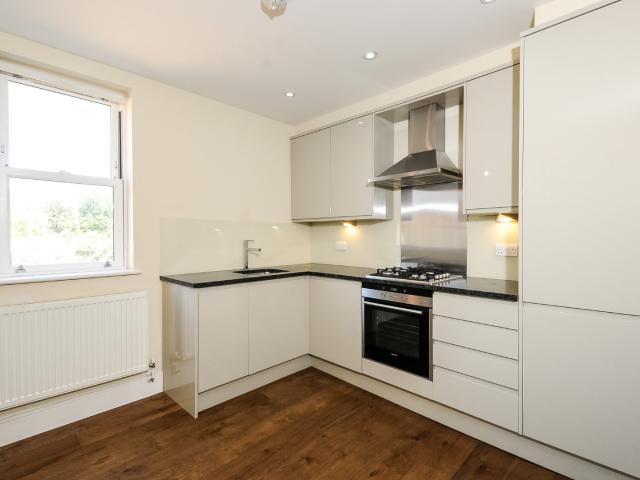 apartment to rent in Plaistow Lane, Bromley, Kent, BR1