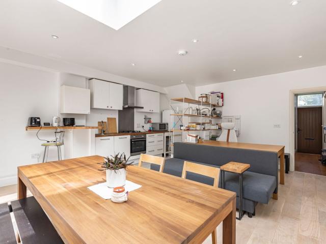 apartment to rent in Prince Albert Mews, London, SW11