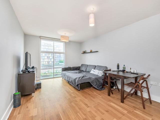 apartment to rent in Queenstown Road, Battersea, London, SW11