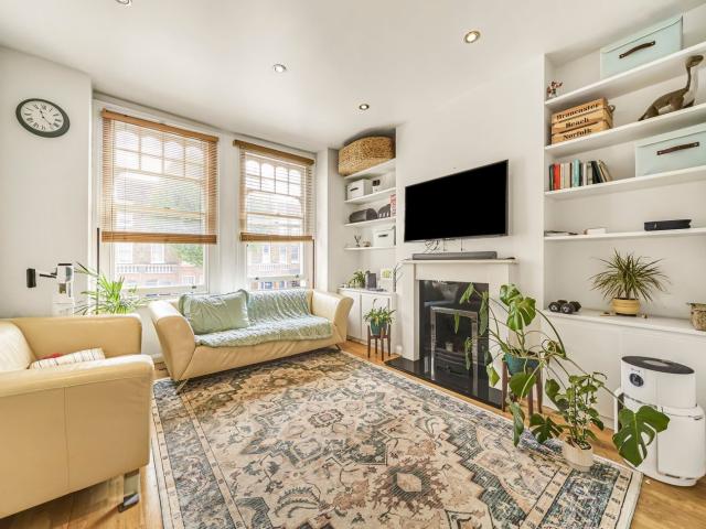 apartment to rent in Queenstown Road, Battersea, London, SW8