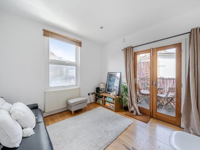 apartment to rent in Queenstown Road, Battersea, London, SW8