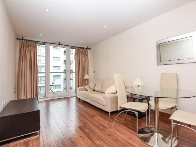 apartment to rent in Queenstown Road, London, SW11