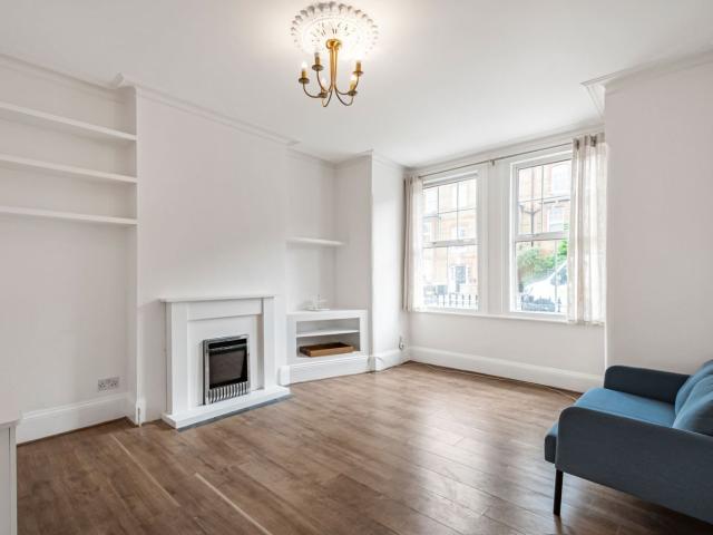 apartment to rent in Queenstown Road, London, SW8
