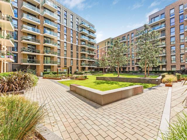 apartment to rent in Queenshurst Square, Kingston Upon Thames, Surrey, KT2
