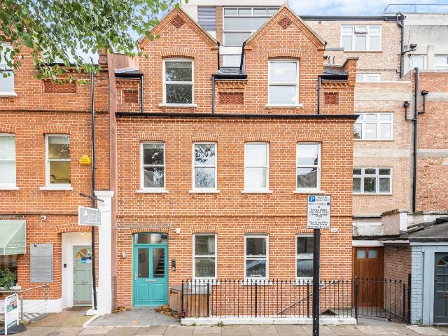 apartment to rent in Ravenscourt Avenue, London, W6