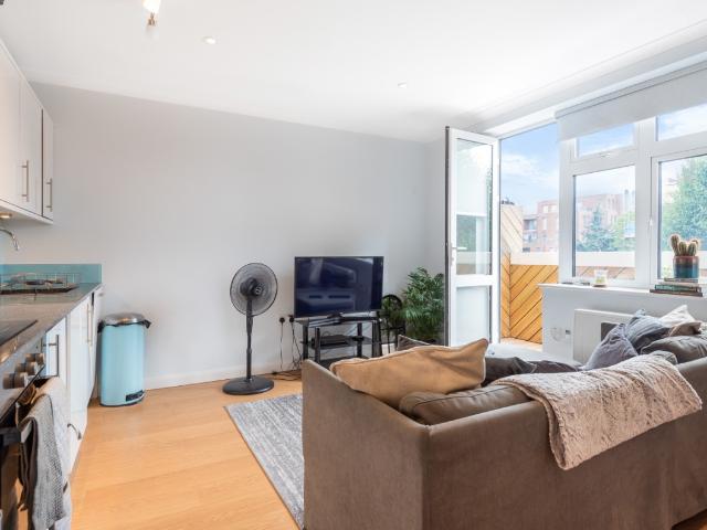 apartment to rent in Ravenscourt Avenue, London, W6
