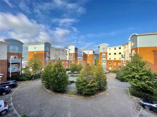 Apartment to rent in Reynolds Avenue, Redhill, Surrey, RH1 | Leaders