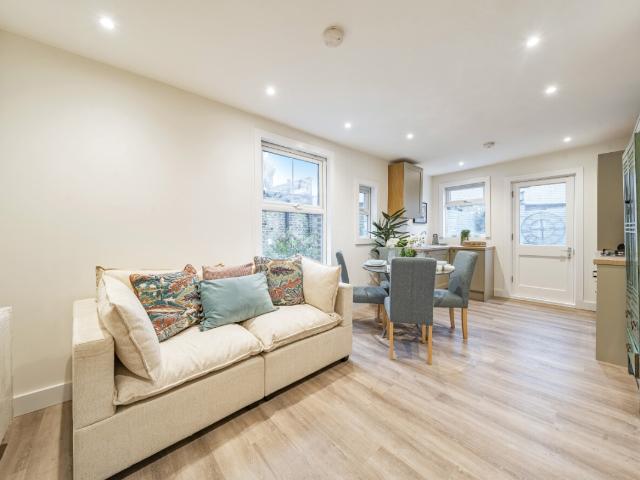apartment to rent in Robertson Street, London, SW8