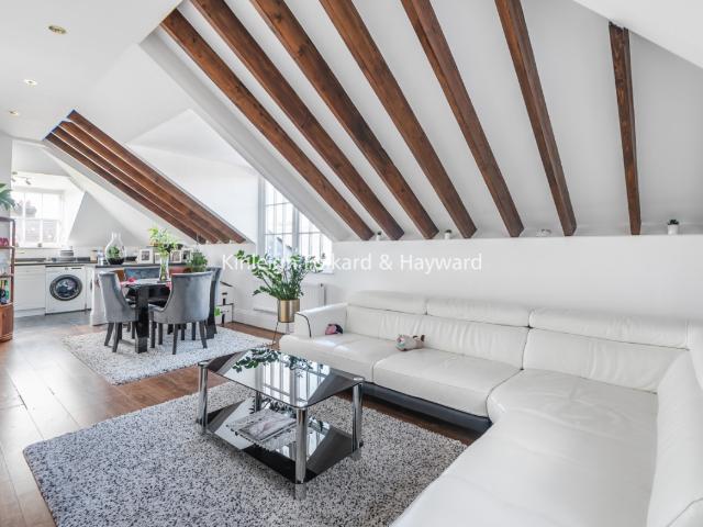 apartment to rent in Royal Drive, London, N11