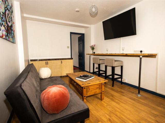 Apartment to rent in Russell Street, Luton, Bedfordshire, LU1 | Leaders