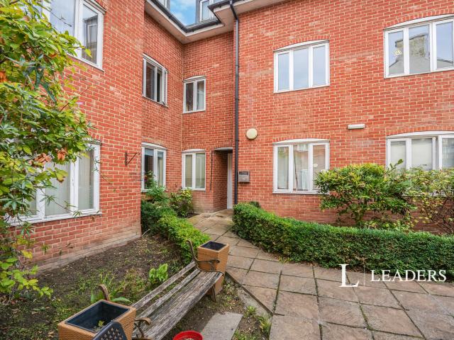 Apartment to rent in Russell Street, Stroud, Gloucestershire, GL5 | Leaders